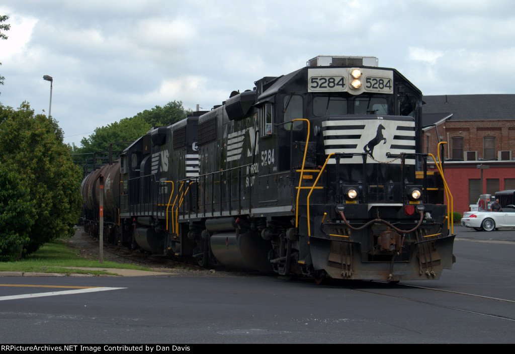NS GP38-2 5284 leads YPMO-R1